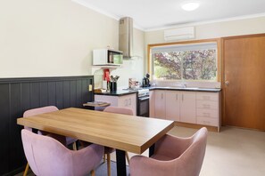 Estúdio superior, para não fumantes, cozinha (Studio Apartment) | Cozinha privada | Geladeira grande, micro-ondas, cooktop, cafeteira/chaleira