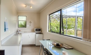 Quarto família, vista para o mar | Cozinha americana privada | Geladeira, micro-ondas, cafeteira/chaleira, cadeirão de bebê