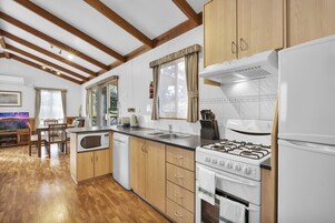 Three Bedroom Superior Villa | Cozinha privada | Geladeira grande, micro-ondas, cooktop, cafeteira/chaleira