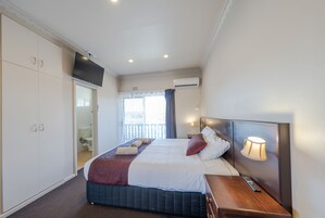 Quarto luxo, para não fumantes, sacada (Delux King) | Roupas de cama premium, quartos à prova de som