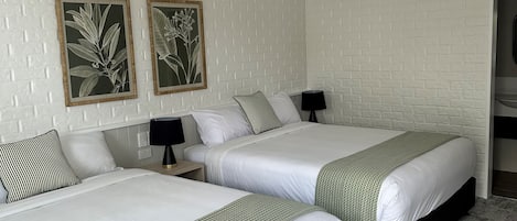 Quarto Twin Superior, 2 camas queen-size, não fumadores | Ferro/tábua de engomar, Wi-fi grátis, roupa de cama fornecida