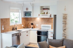 Apartamento Standard, não fumadores, cozinha (Self Contained Unit) | Cozinha privada | Um frigorífico, um micro-ondas, uma cafeteira/bule 