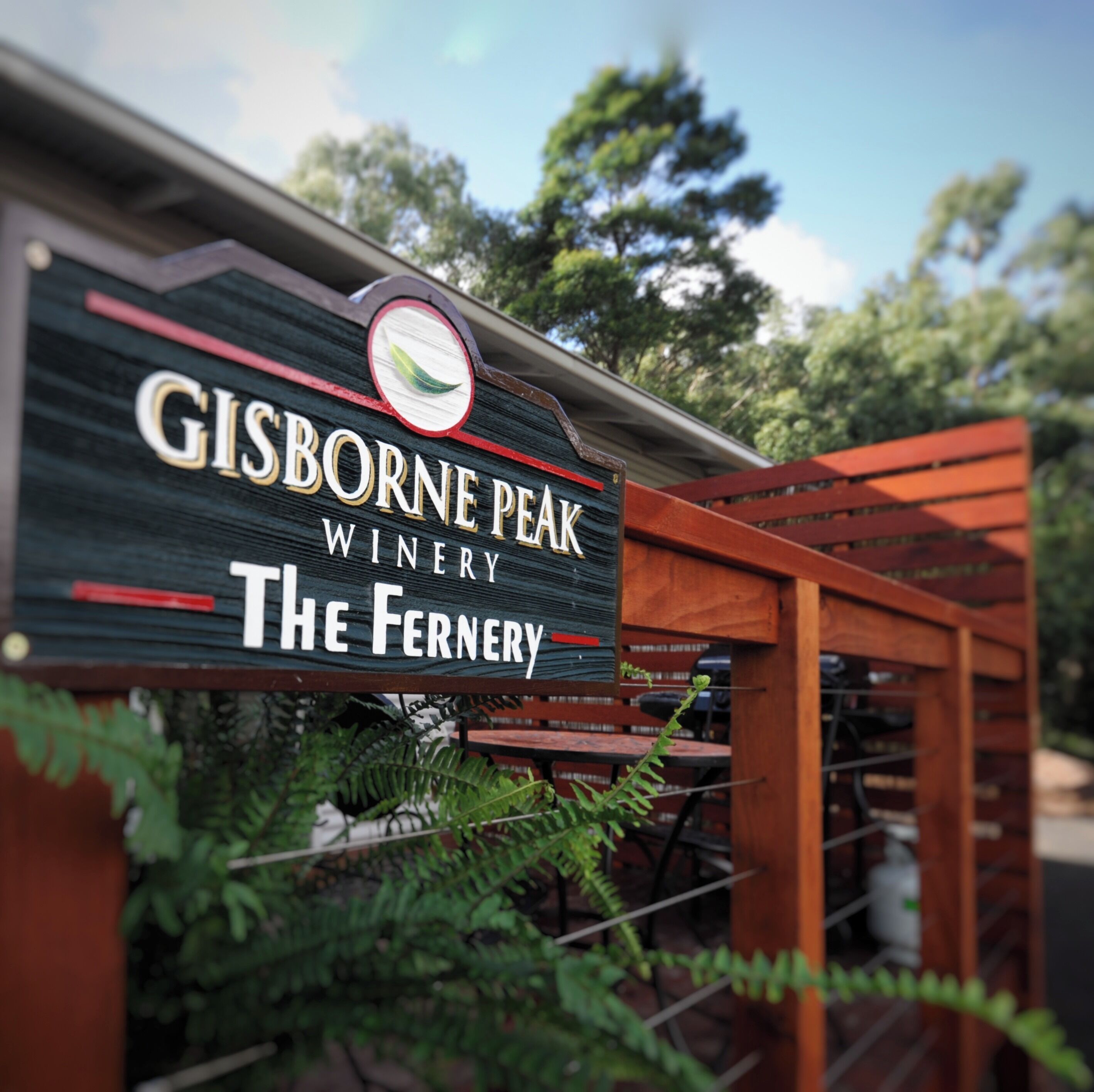 Placa para a Gisborne Peak Winery com logotipo e o nome 'The Fernery'.