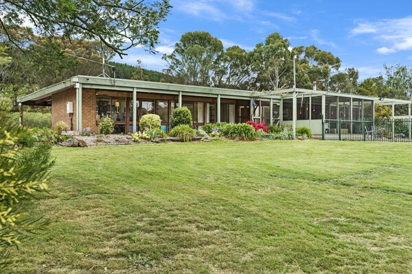 Gisborne Peak Winery Cottages - Melbourne