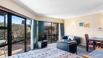 Quarto executivo, cozinha americana (Executive Studio) | Ferros/tábuas de passar roupa, Wi-Fi de cortesia, roupa de cama