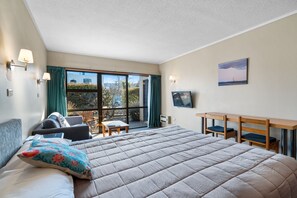 Estúdio Standard, kitchenette (Queen bed unit) | Ferro/tábua de engomar, Wi-fi grátis, roupa de cama fornecida 