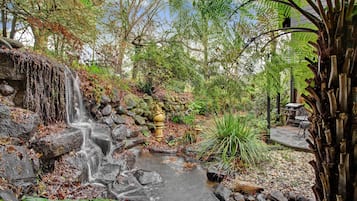 Piscina com cascata