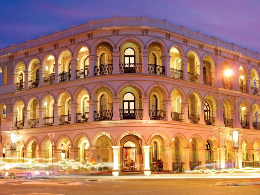 Fachada da propriedade à noite