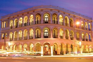 Fachada da propriedade à noite