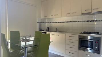 Um frigorífico, um micro-ondas, uma placa de cozinha