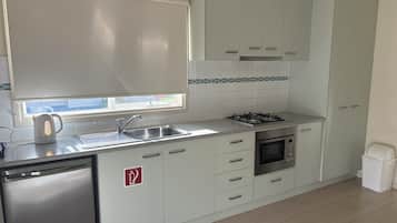 Villa Clássica, 1 quarto (Avalon) | Cozinha privada | Um frigorífico, um micro-ondas, uma placa de cozinha