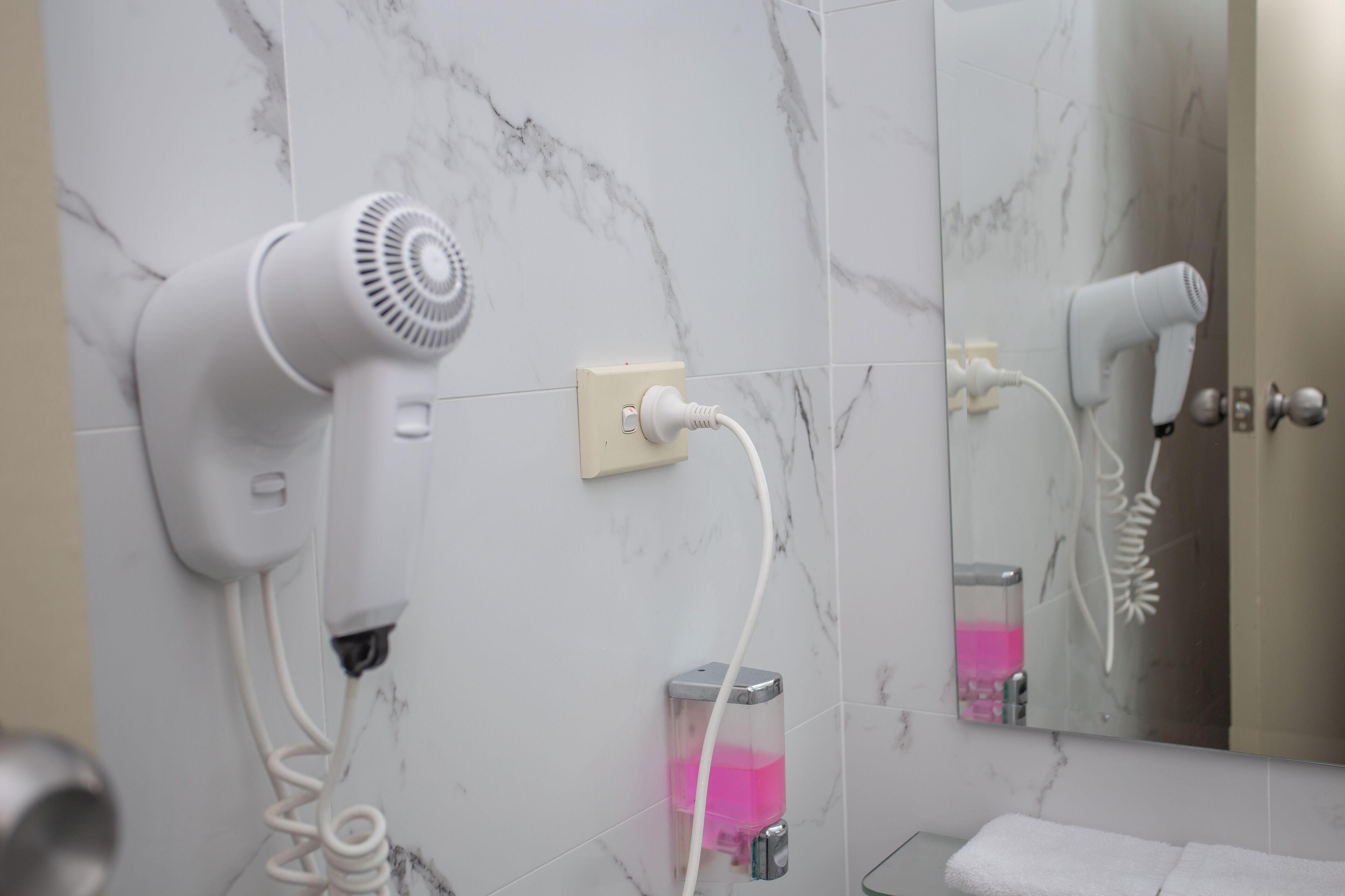 Quarto Standard (Twin Room) | Casa de banho | Um secador de cabelo, toalhas fornecidas 