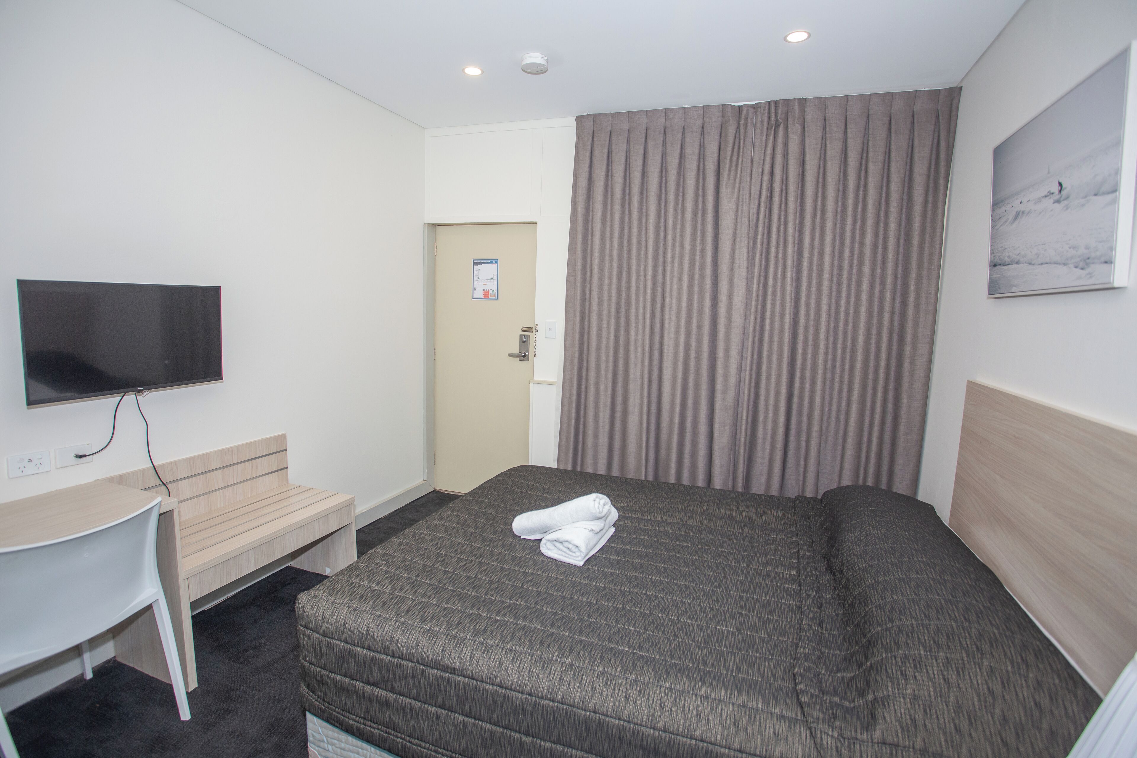 Quarto Standard, 1 cama queen-size | Ferro/tábua de engomar, Wi-fi grátis, roupa de cama fornecida 