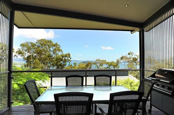 Apartamento conforto, 2 quartos, 2 banheiros, vista para o mar | Vista do quarto