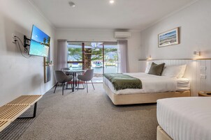 Quarto Twin (Waterfront Motel) | Roupa de alta qualidade, camas de colchão pillowtop 