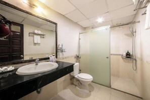 Quarto superior | Banheiro | Chuveiro, produtos de toalete grátis, secador de cabelo