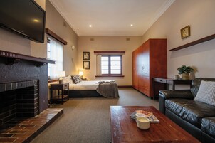 Quarto standard, para não fumantes, cozinha americana (Queen Suite) | Área de estar | TV de tela plana 32 polegadas com canais digitais, TV