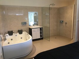 Quarto Standard, não fumadores, kitchenette (Peninsula Balcony Suite) | Casa de banho | Artigos de higiene pessoal grátis, um secador de cabelo