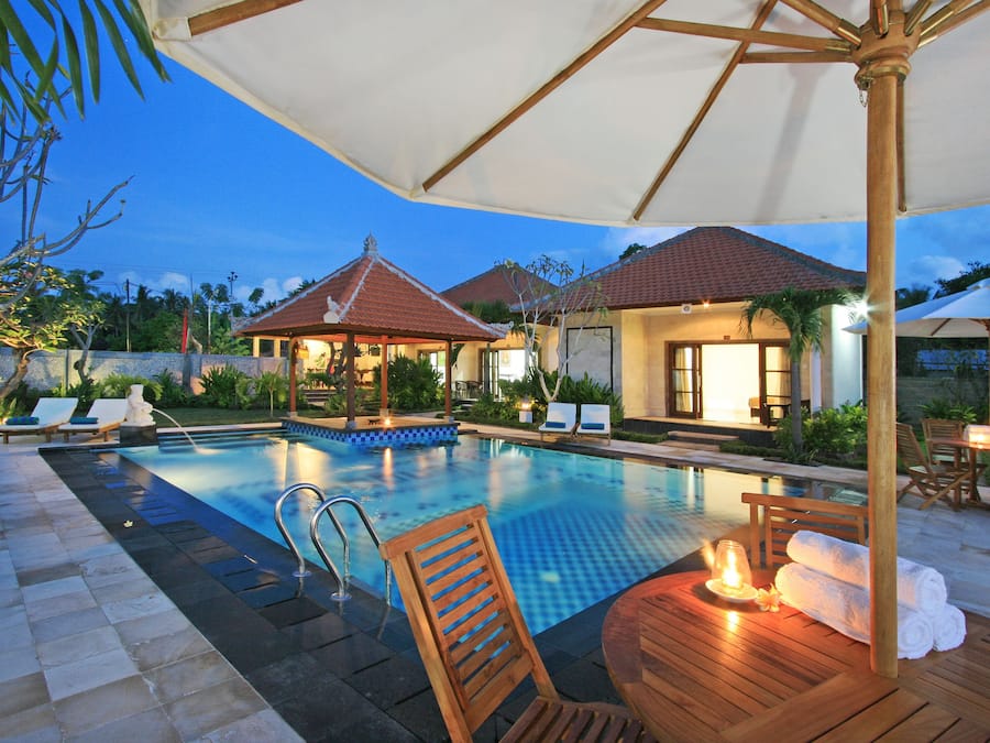 Piscina externa, espreguiçadeiras