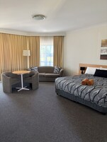 Suíte, 1 cama King, para não fumantes, banheira de hidromassagem | Frigobar, escrivaninha, ferros/t ábuas de passar roupa, Wi-Fi de cortesia