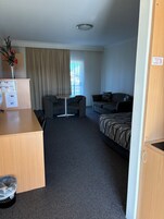 Quarto executivo, 1 cama Queen, para não fumantes, sacada | Frigobar, escrivaninha, ferros/tábuas de passar roupa, Wi-Fi de cortesia