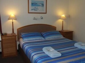 Ferro/tábua de engomar, Wi-fi grátis, roupa de cama fornecida