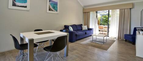 Deluxe 2 Bedroom Apartment | Área de estar | TV de tela plana, DVD player