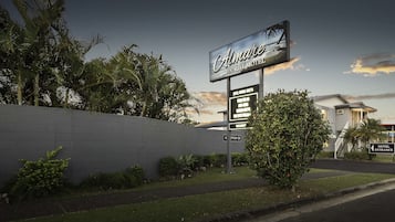 Fachada do alojamento (tarde/noite)