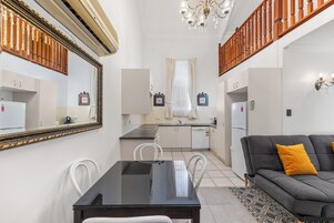 Apartamento, 1 quarto | Refeições no quarto