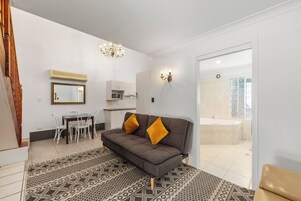 Apartamento, 1 quarto | Sala de estar | Televisor LED, leitor de DVD 