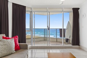 Apartamento, 2 quartos, junto ao mar | Sala de estar | Televisor LCD de 40 cm com canais digitais, televisor 