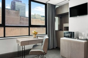 Quarto premium, 1 cama King | Área de estar | TV