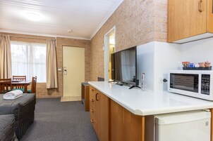 Quarto família, para não fumantes, cozinha americana (2 Bedroom Family Suite) | Área de estar | Smart TV 43 polegadas com canais via satélite, TV