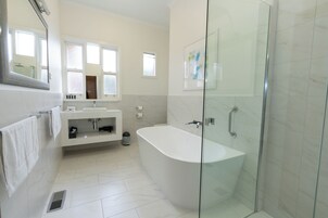 Casa, 3 quartos | Casa de banho | Um polibã, um secador de cabelo, toalhas fornecidas 