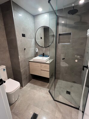 Quarto luxo, 1 cama King, no piso térreo | Banheiro | Chuveiro, produtos de toalete grátis, secador de cabelo 