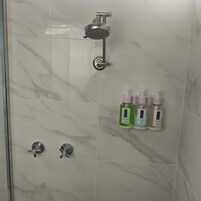 Um polibã, artigos de higiene pessoal grátis, um secador de cabelo