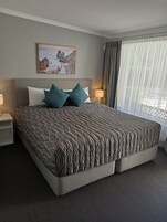 Estúdio luxo, 1 cama King, para não fumantes, suíte | Camas com colchões pillow-top, ferros/tábuas de passar roupa