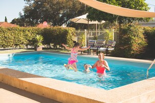 Piscina externa, funciona das 10h às 21h30, espreguiçadeiras