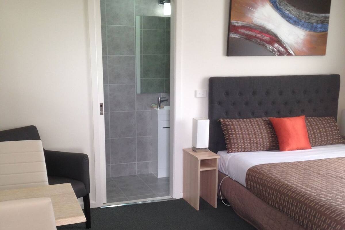 Quartos à prova de som, Wi-Fi de cortesia, roupa de cama