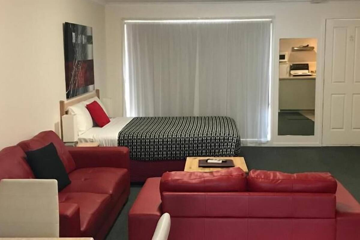 Quartos à prova de som, Wi-Fi de cortesia, roupa de cama