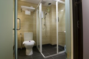 Secador de cabelo (mediante solicitação), bidê, toalhas de banho 