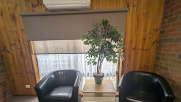 Quarto Superior, 1 cama king-size | Sala de estar | TV de ecrã plano, serviços de streaming