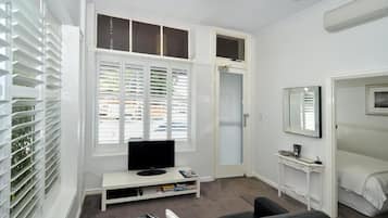 Apartamento Standard, 1 quarto, não fumadores, cozinha (Apartment 1) | Sala de estar | TV de ecrã plano, leitor de DVD