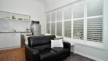 Apartamento Standard, 1 quarto, não fumadores, cozinha (Apartment 1) | Sala de estar | TV de ecrã plano, leitor de DVD