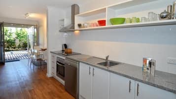 Apartamento Standard, 1 quarto, não fumadores, cozinha (Apartment 3) | Cozinha privada | Um frigorífico/congelador grande, um micro-ondas, uma placa de cozinha