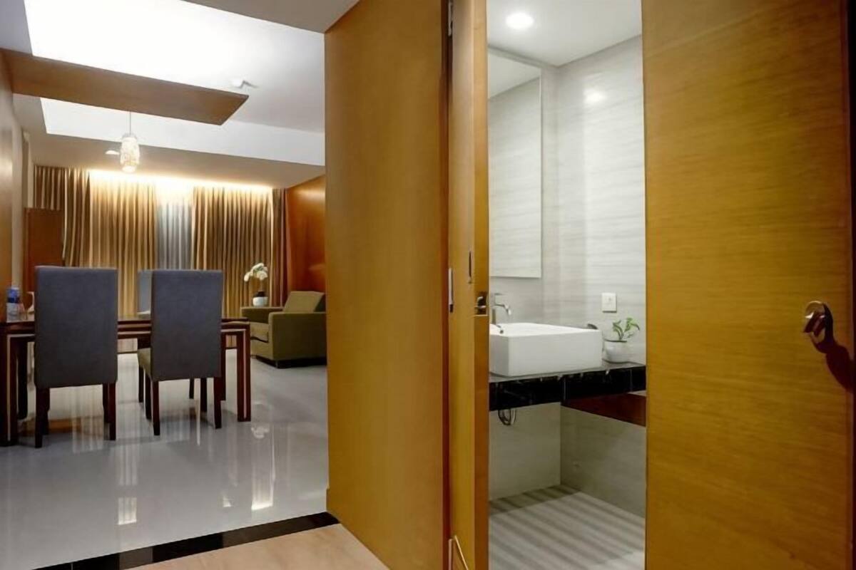 Casa de banho | Um polibã, artigos de higiene pessoal grátis, chinelos