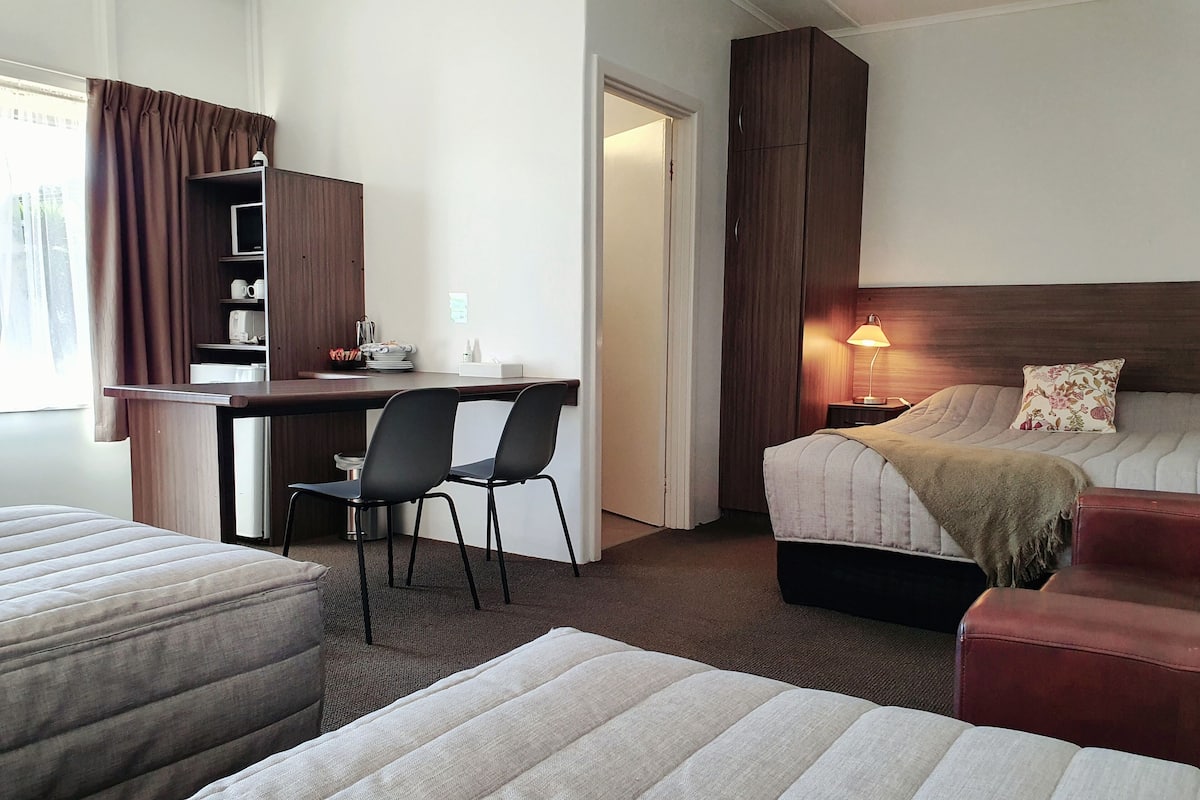 Quarto família | Escrivaninha, cortinas blackout, Wi-Fi de cortesia, roupa de cama
