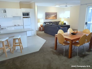 Apartamento Familiar, 2 quartos | Roupa de alta qualidade, camas de colchão pillowtop 