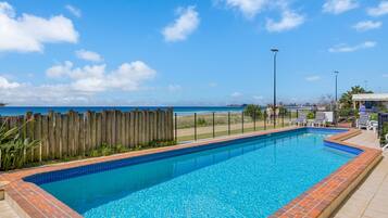 2 piscinas interiores, piscina exterior, guarda-sóis, espreguiçadeiras