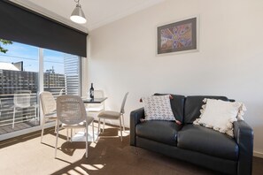 Quarto Executivo, várias camas, kitchenette | Sala de estar | Televisor de 42 polegadas com canais digitais 